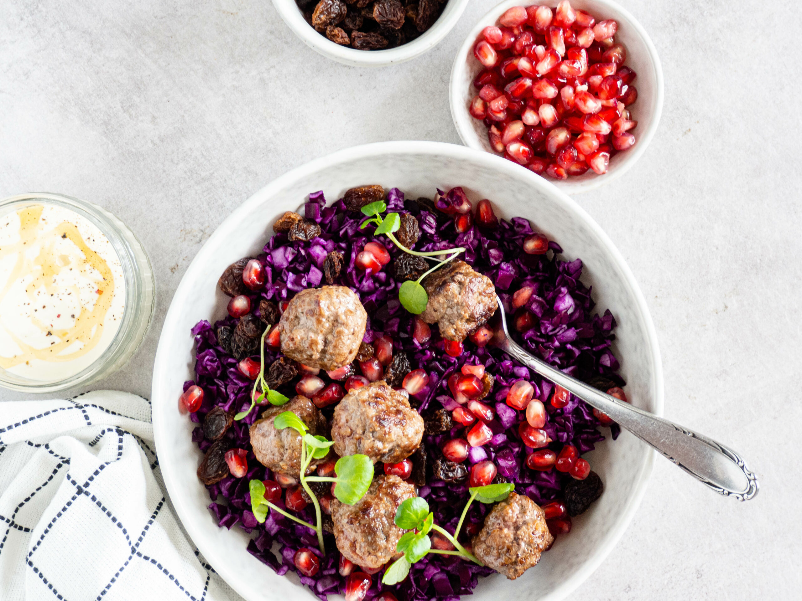 RODE KOOL SALADE MET GEHAKTBALLETJES - Foodsisters